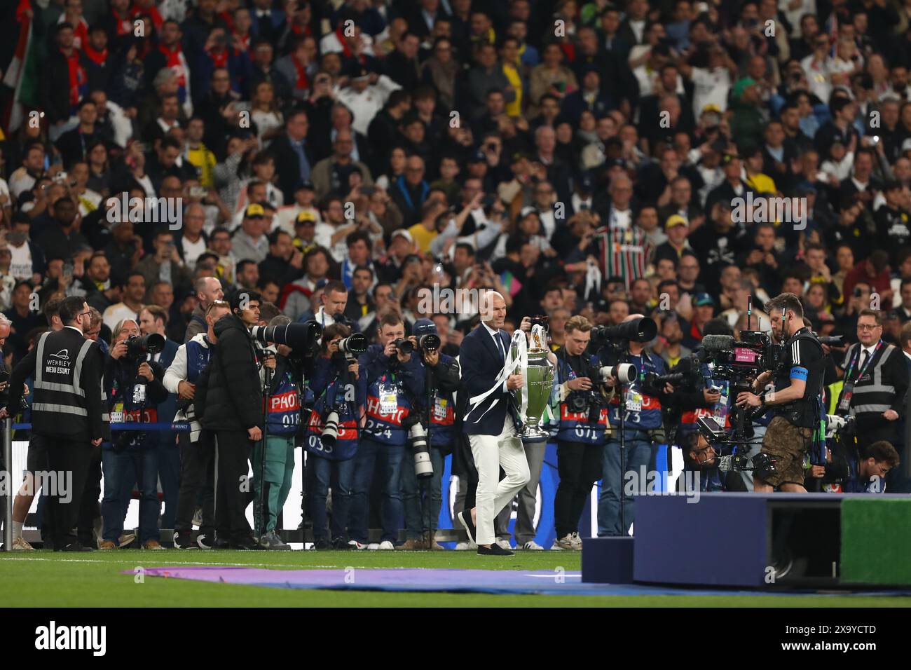 Zinedine Zidane with the UEFA Champions League Trophy - Borussia ...