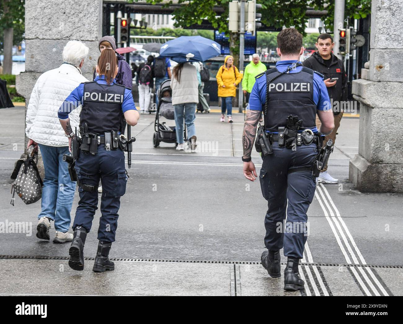 Polizeistreife Am Hauptbahnhof In Luzern Vierwaldstaetter See Foto