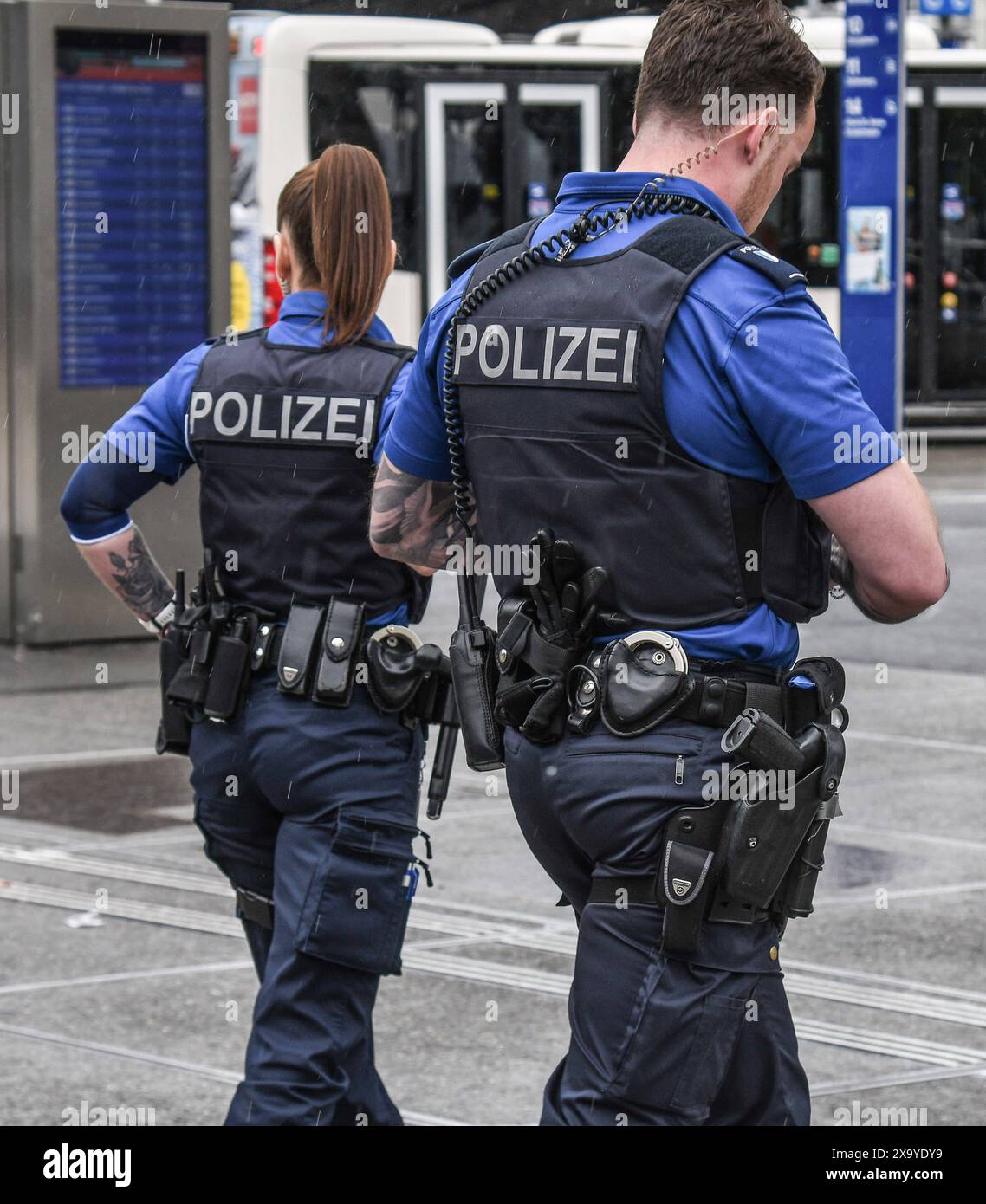 Polizeistreife am Hauptbahnhof in Luzern, Vierwaldstaetter See. Foto ...