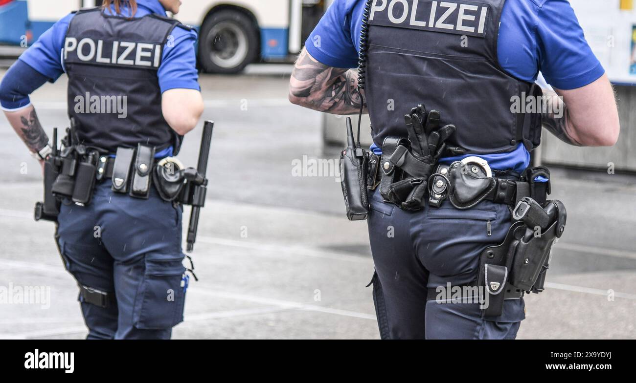 Polizeistreife am Hauptbahnhof in Luzern, Vierwaldstaetter See. Foto ...