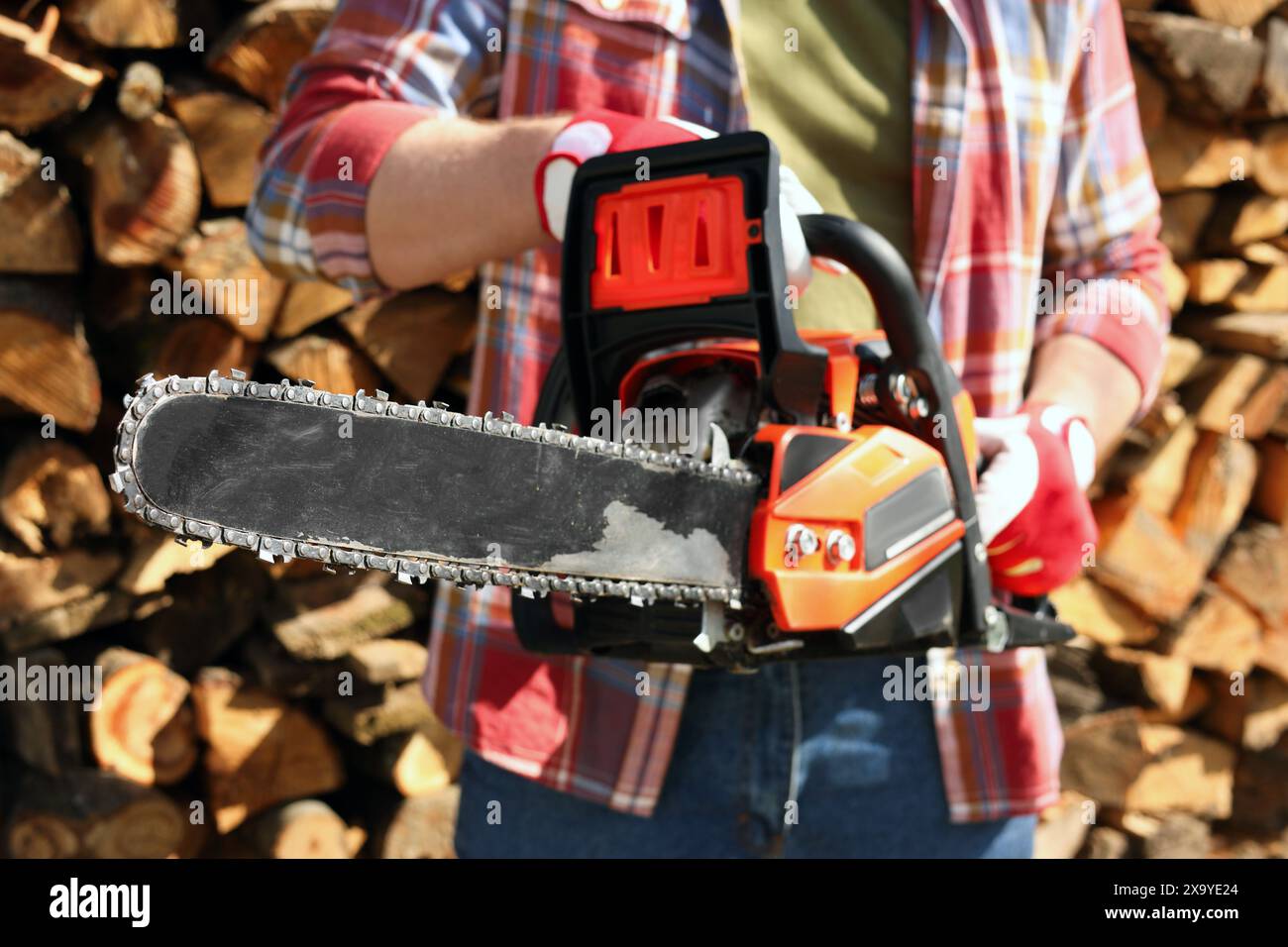 Man modern electric saw hi-res stock photography and images - Alamy