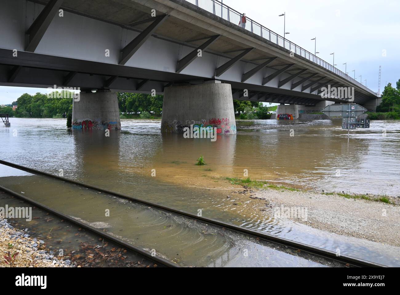 In weiten Teilen Bayerns nimmt der Regen seit Tagen kein Ende. Flüsse und Bäche treten über die ...