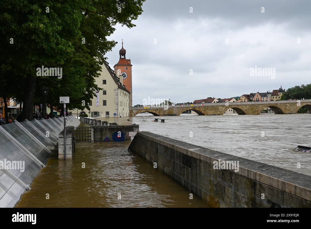 In weiten Teilen Bayerns nimmt der Regen seit Tagen kein Ende. Flüsse und Bäche treten über die ...