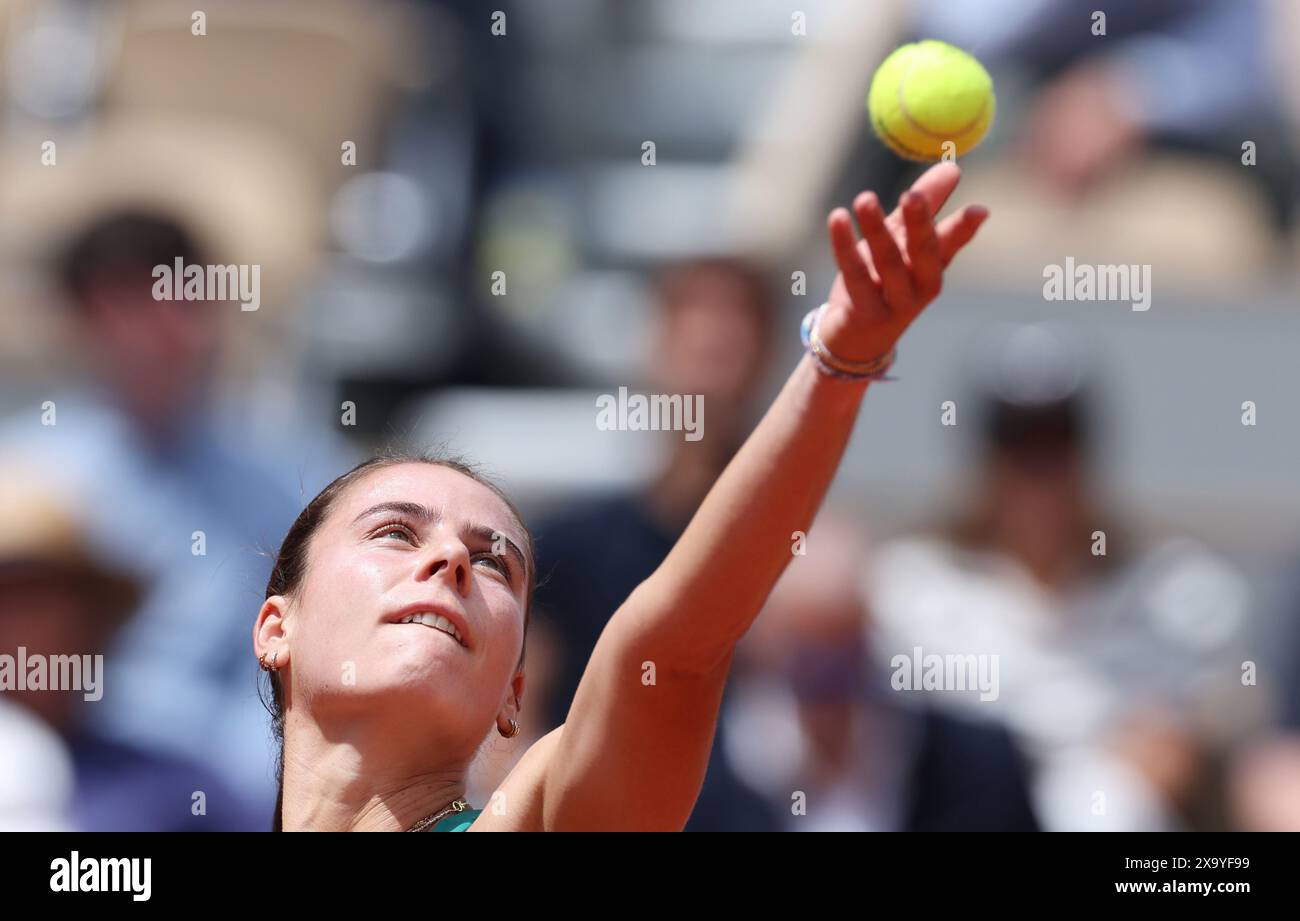 Paris, France. 3rd June, 2024. Emma Navarro serves during the women's ...