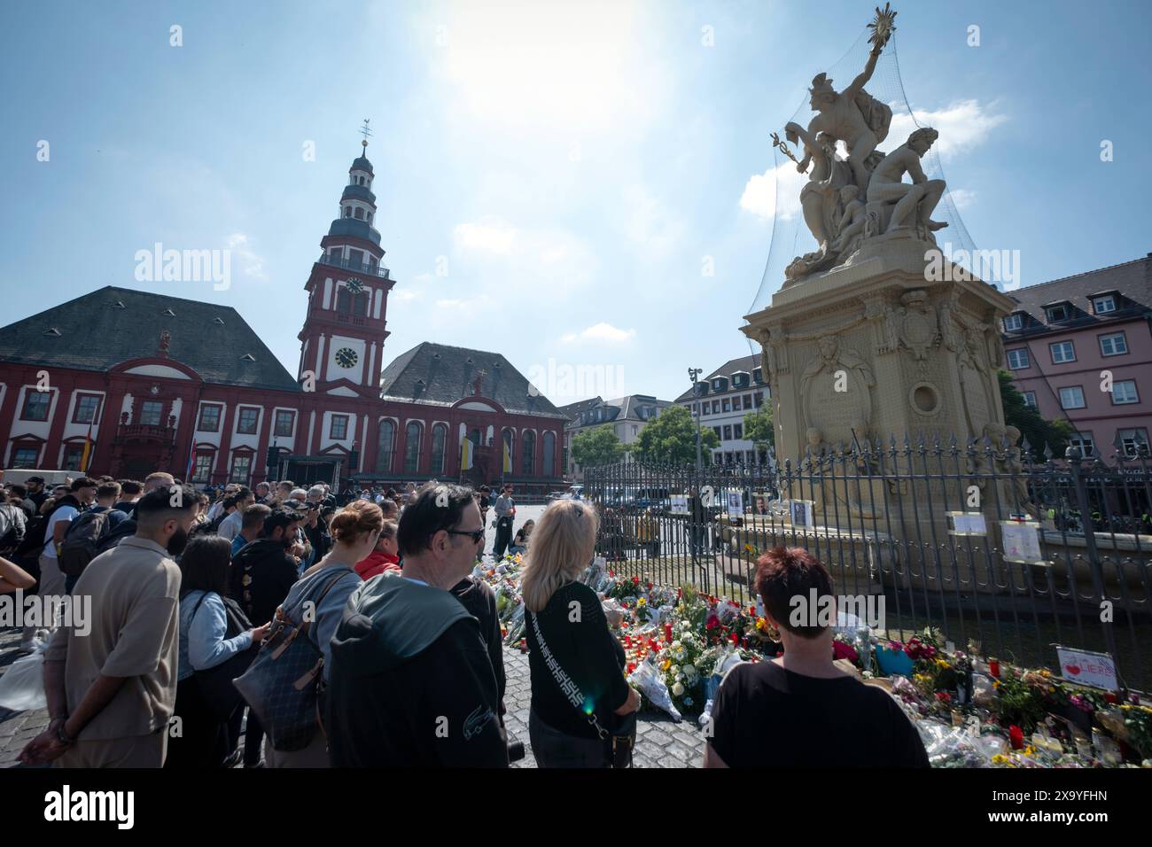 Trauer um einen 29-jaehrigen Polizeibeamten, der nach einer Messerattacke in Mannheim gestorben ...