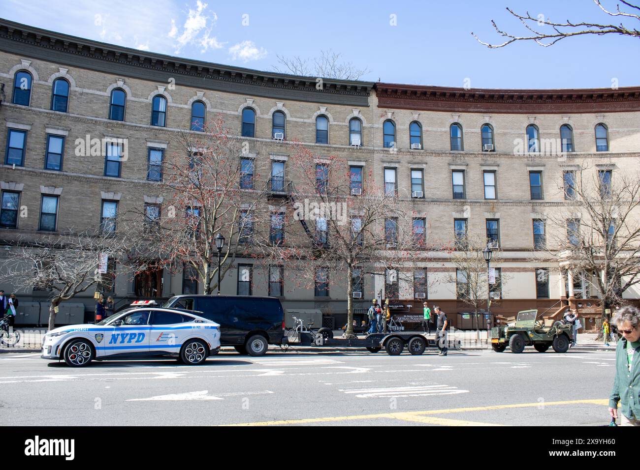 Urban street scene security hi-res stock photography and images - Alamy