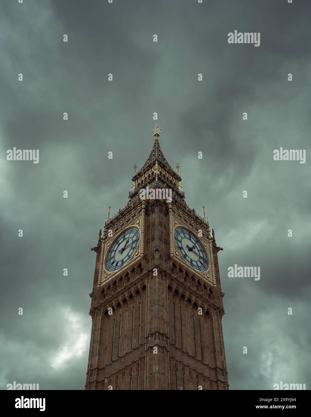 The Big Ben clock tower overlooking London cityscape Stock Photo - Alamy