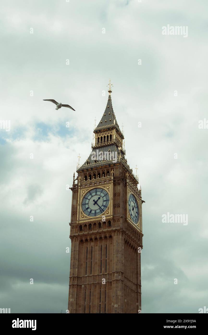 The Big Ben clock tower overlooking London cityscape Stock Photo - Alamy