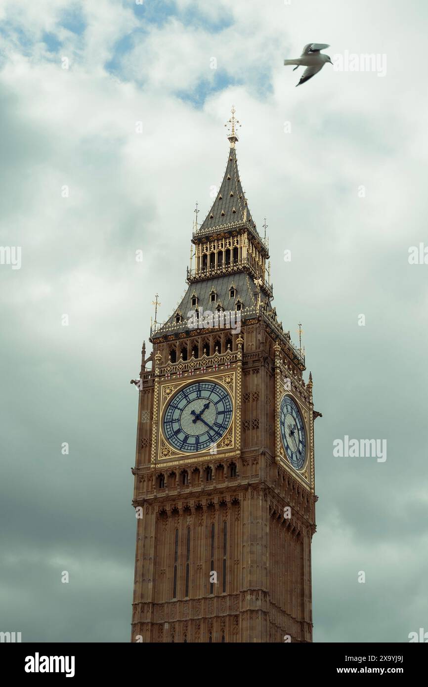 The Big Ben clock tower overlooking London cityscape Stock Photo - Alamy