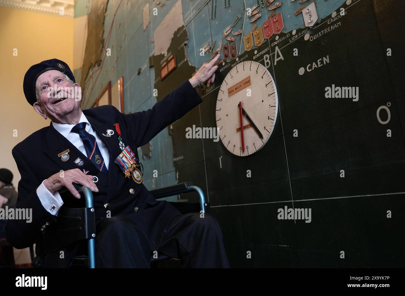 D day map room hi-res stock photography and images - Alamy
