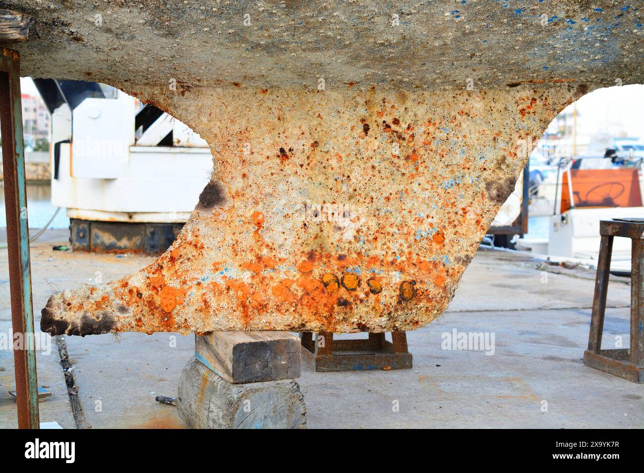 Natural barnacle growth on the hull and keel of a boat Stock Photo - Alamy