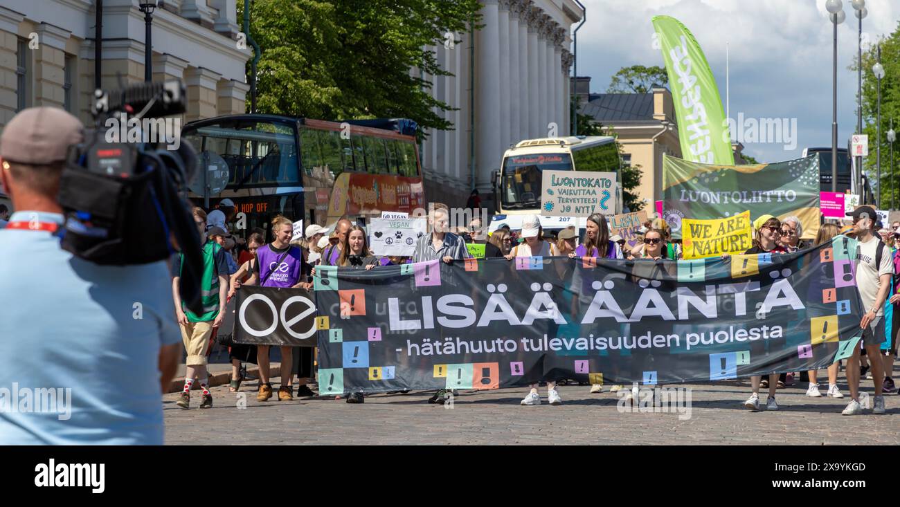Participants beginning the Lisää ääntä climate protest in Unioninkatu ...
