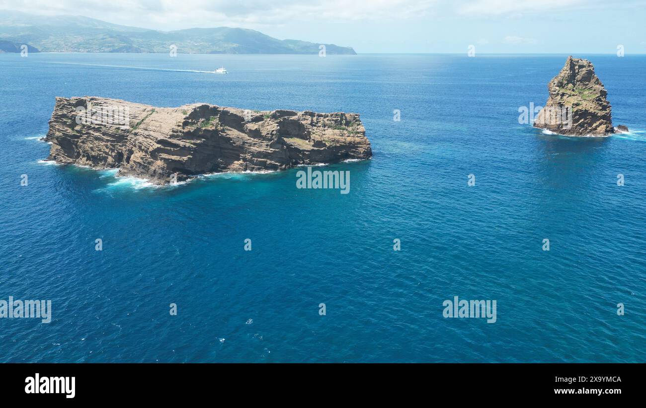 Two small islands by the shoreline and water Stock Photo - Alamy