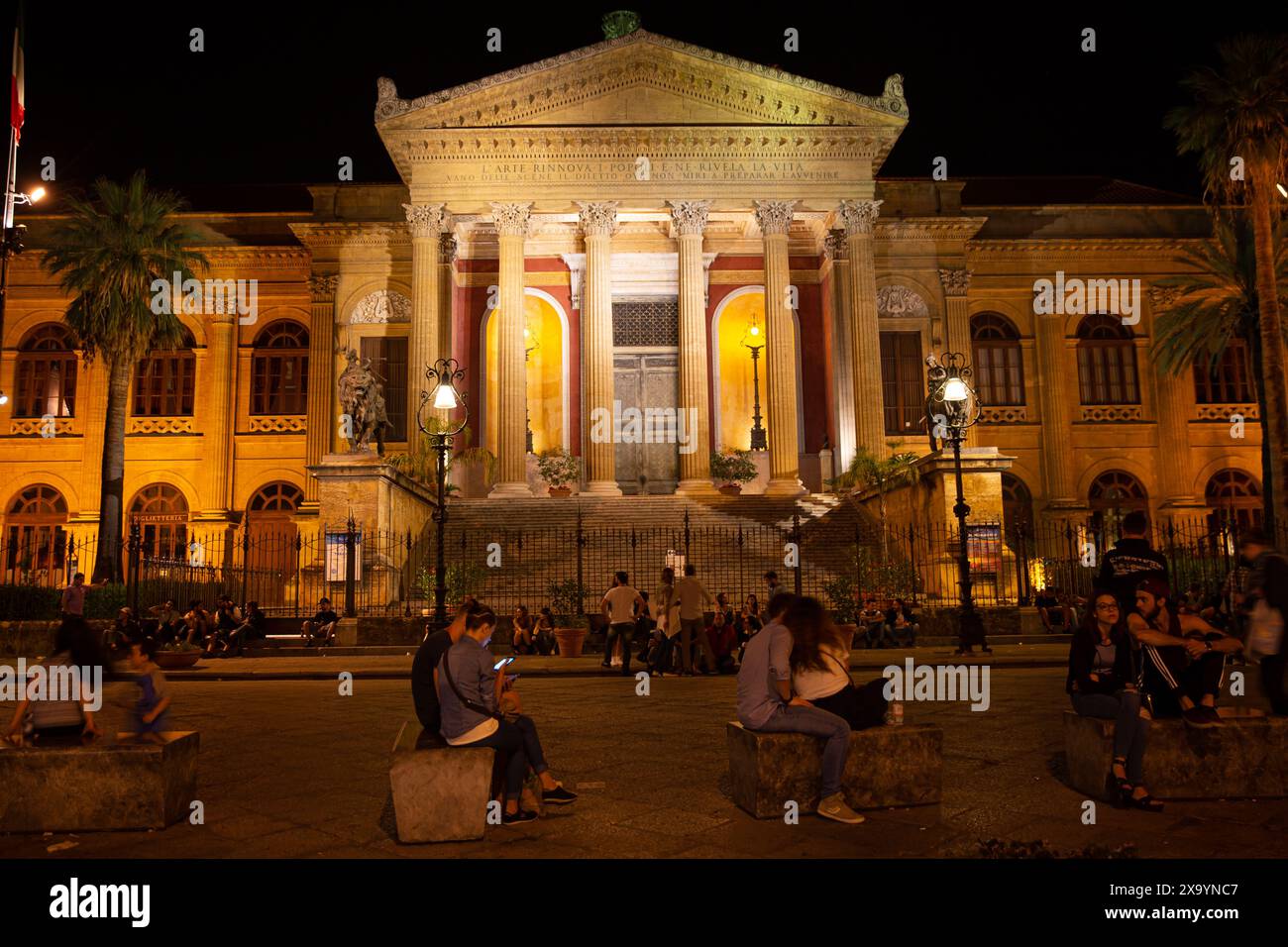 Teatro Massimo Vittorio Emanuele, Opera House at night, Palermo, Sicily ...