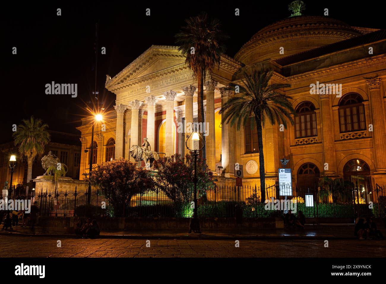 Teatro Massimo Vittorio Emanuele, Opera House at night, Palermo, Sicily ...