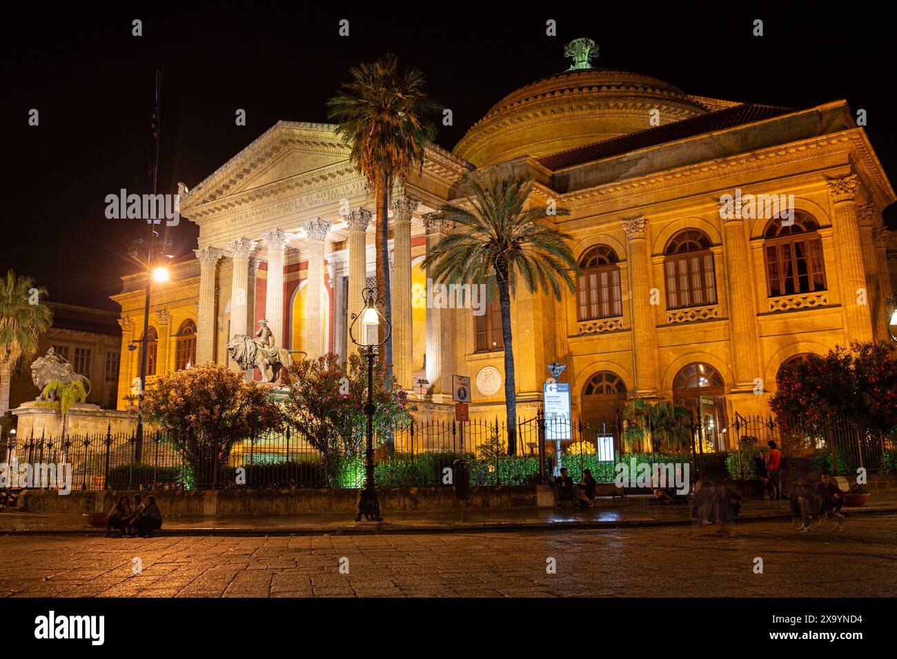 Teatro Massimo Vittorio Emanuele, Opera House at night, Palermo, Sicily ...