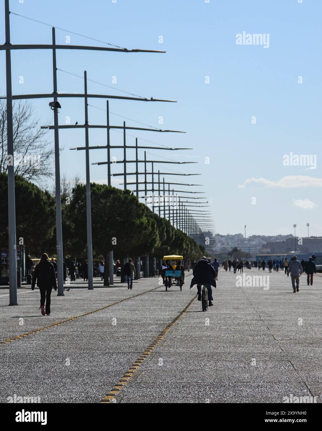 Bustling lively urban street scene hi-res stock photography and images ...