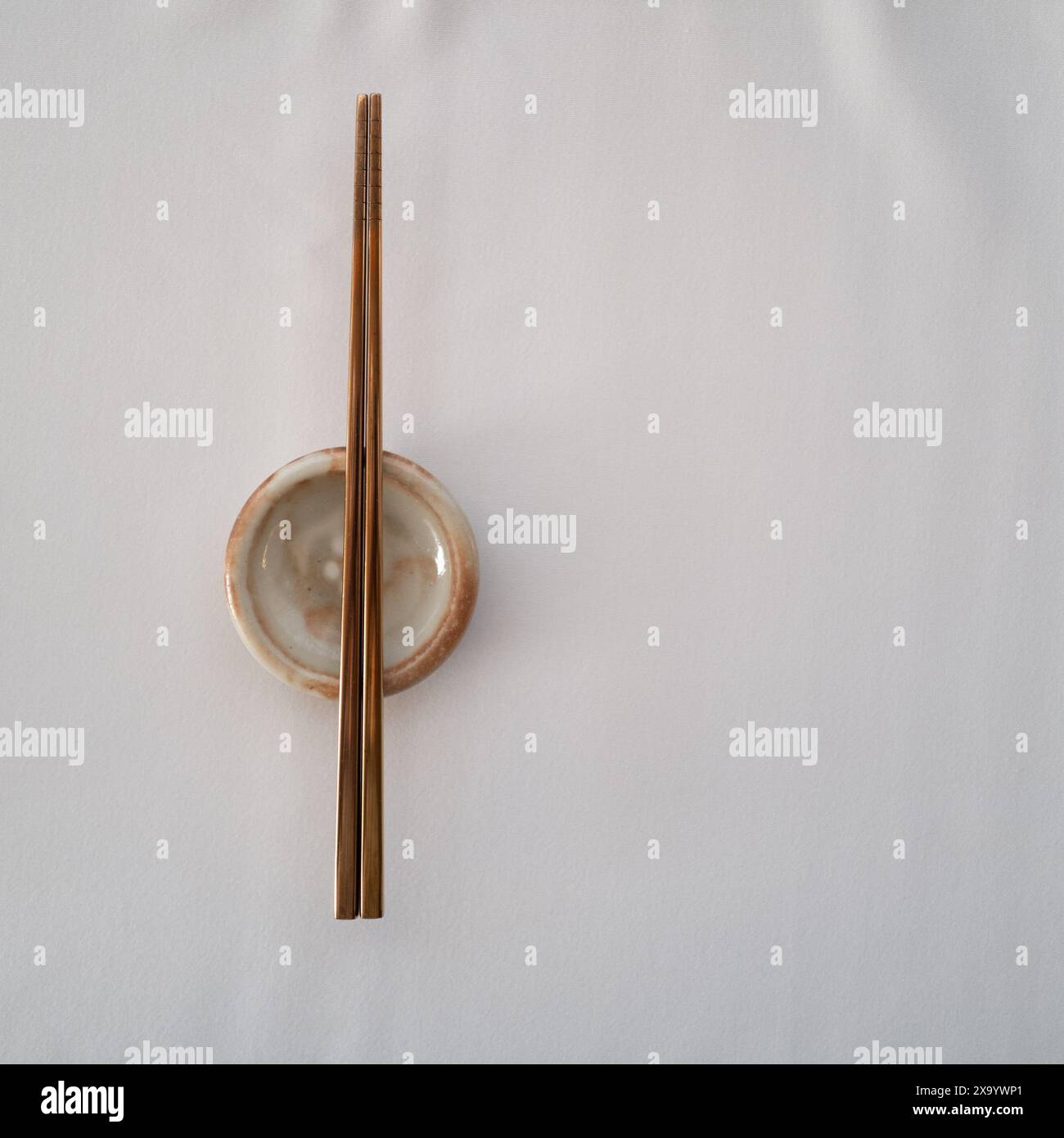 Chopsticks on a plate hi-res stock photography and images - Alamy