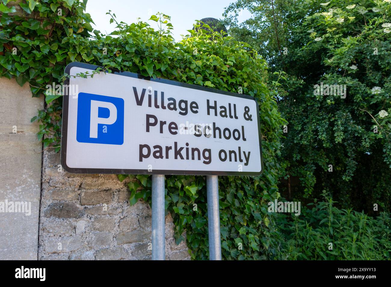 Village hall sign hi-res stock photography and images - Alamy