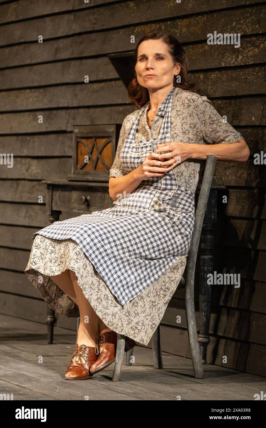 Kate Fleetwood (Beatrice) in A VIEW FROM THE BRIDGE by Arthur Miller at ...