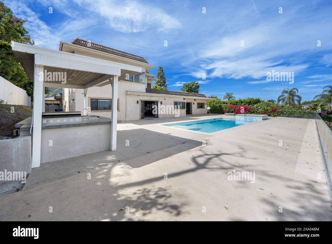 Large mansion with pool hi-res stock photography and images - Alamy
