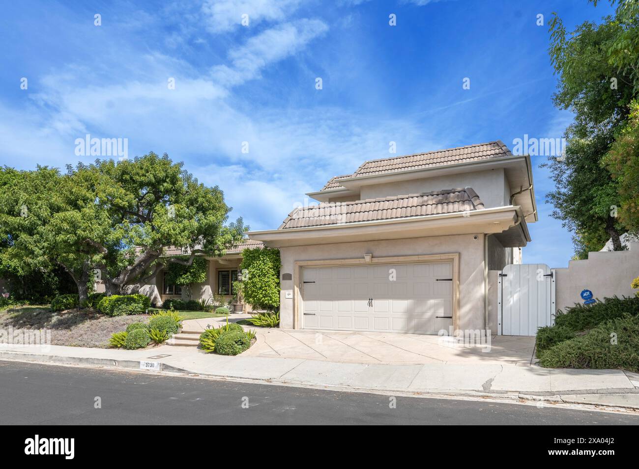 Residence in one side hi-res stock photography and images - Alamy