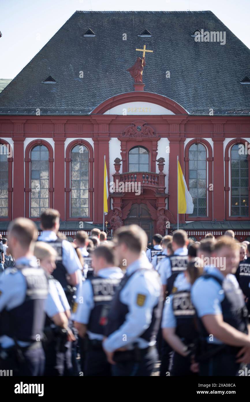 Trauer um einen 29-jaehrigen Polizeibeamten, der nach einer Messerattacke in Mannheim gestorben ...