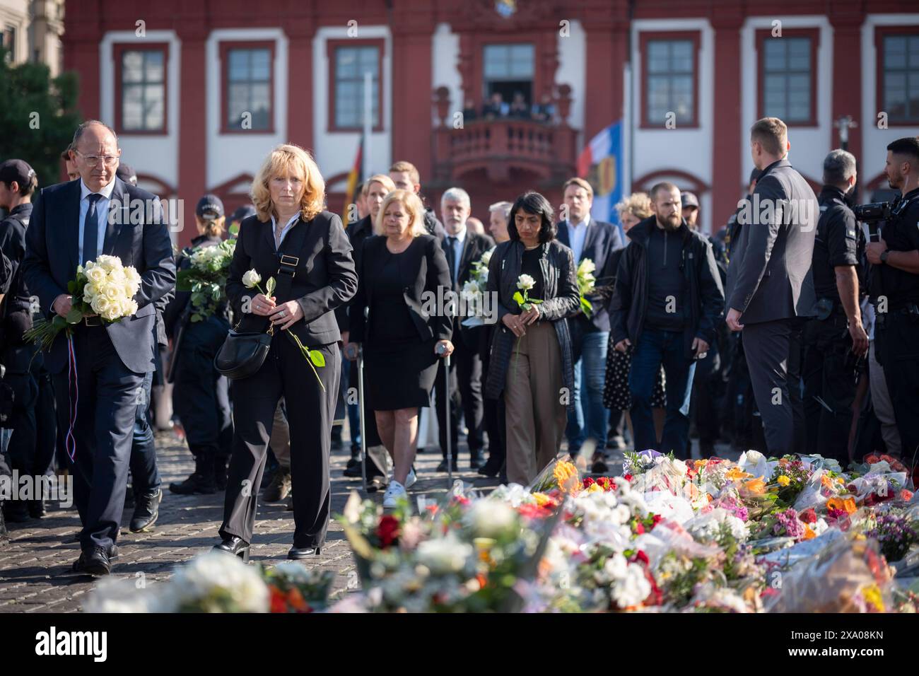 Trauer um einen 29-jaehrigen Polizeibeamten, der nach einer Messerattacke in Mannheim gestorben ...