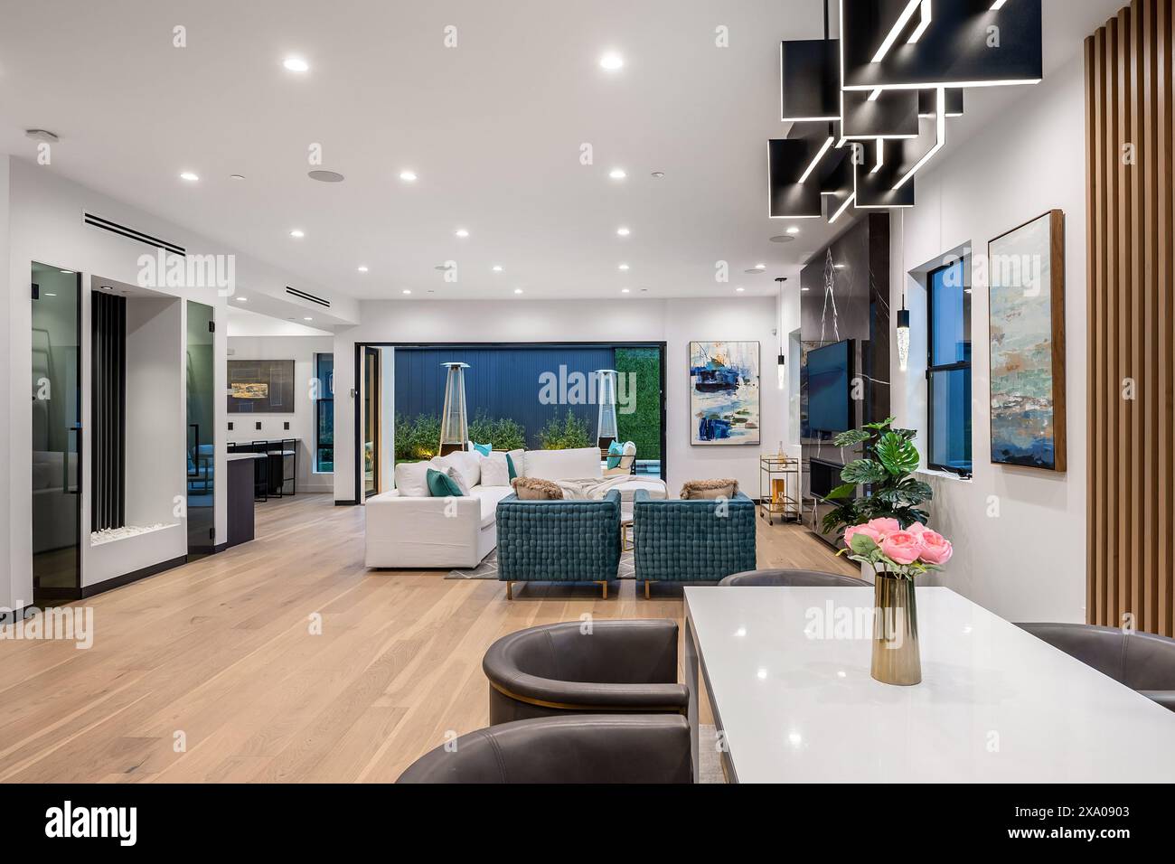 Bright modern kitchen hi-res stock photography and images - Alamy