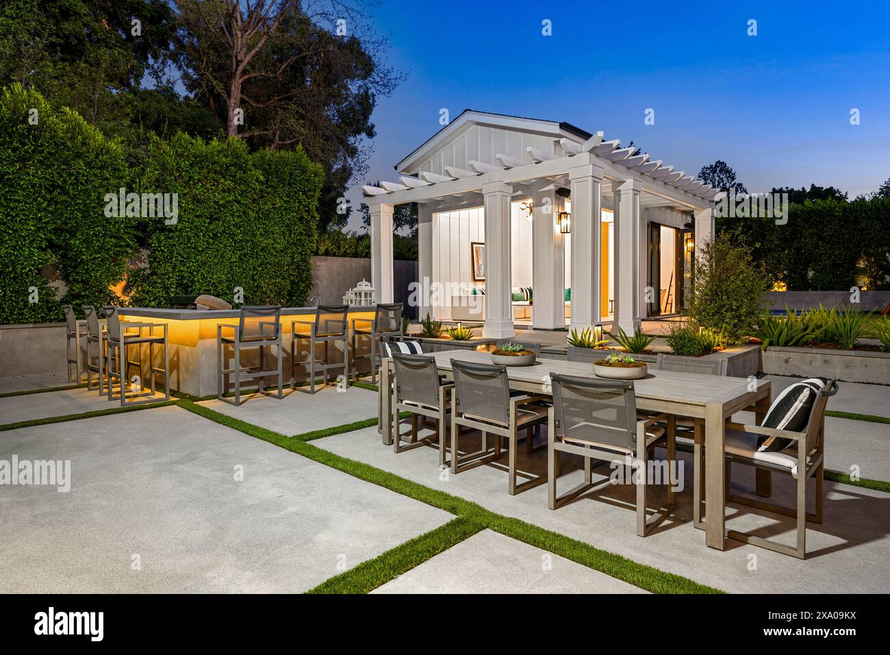 Outdoor set up dining hi-res stock photography and images - Alamy