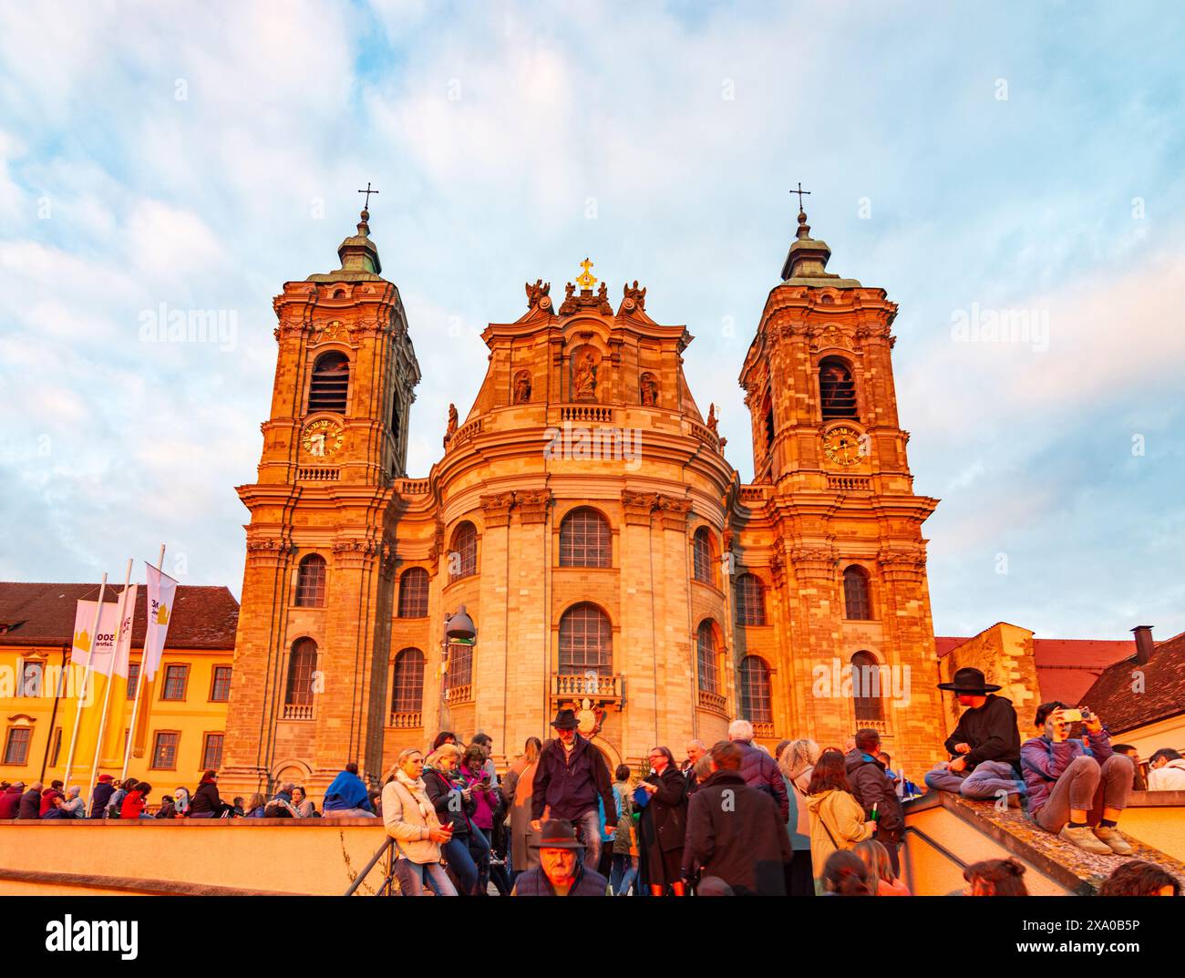Weingarten: Basilica of St. Martin, people wait for the start of the ...