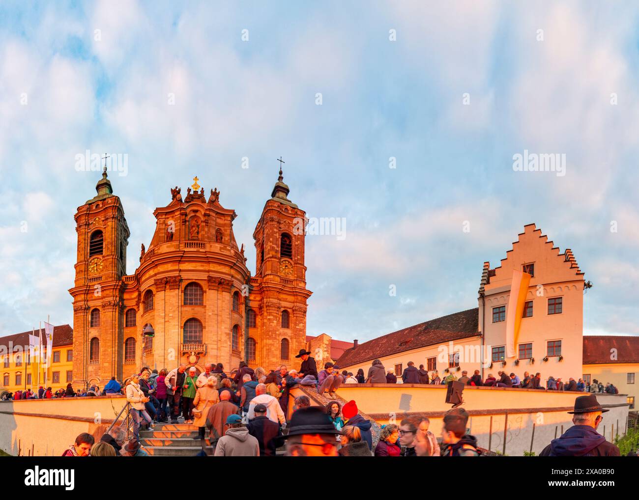 Weingarten: Basilica of St. Martin, people wait for the start of the ...