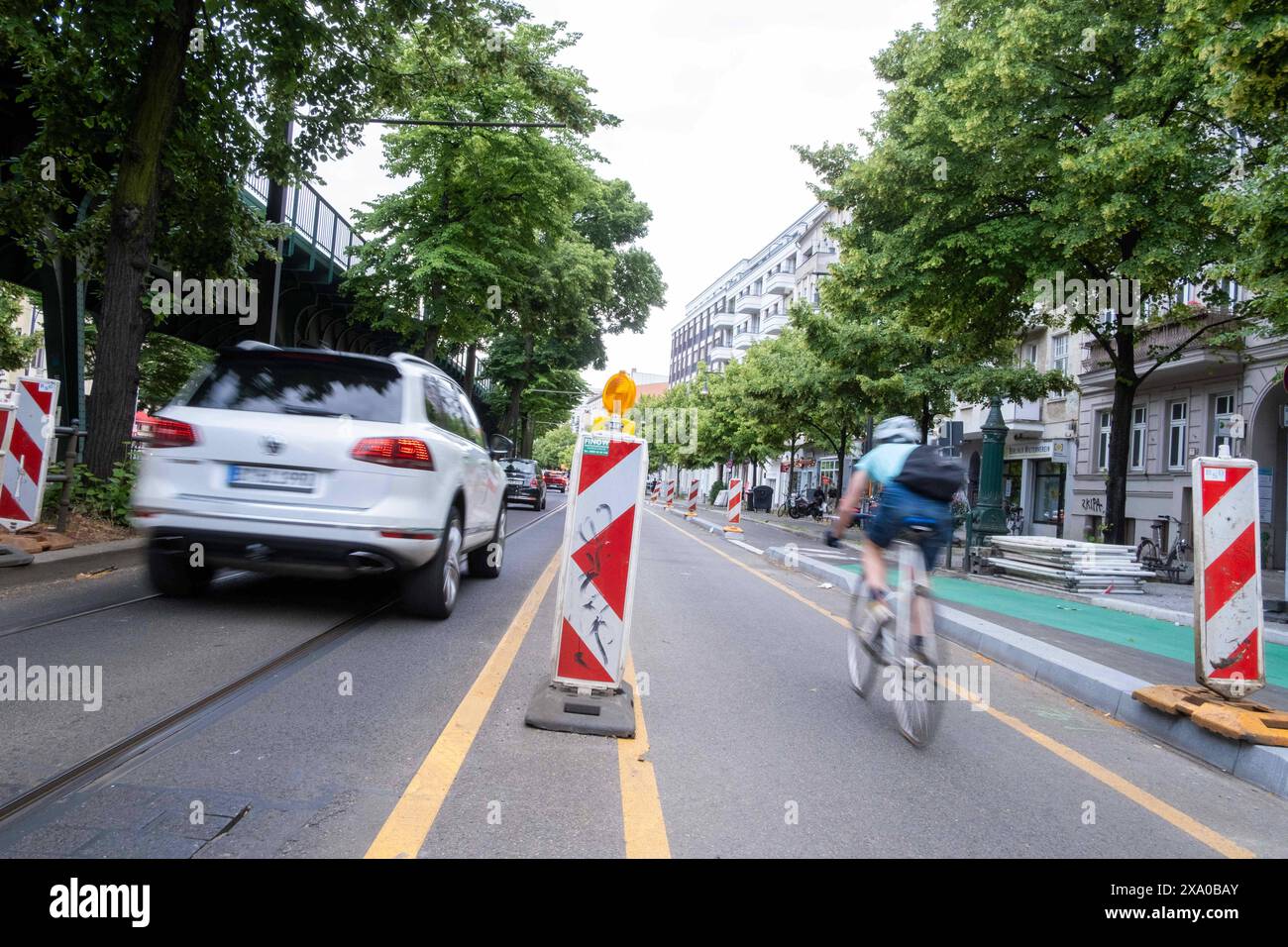 Baustelle für einen neuen abgetrennten Fahrradweg entlang der ...