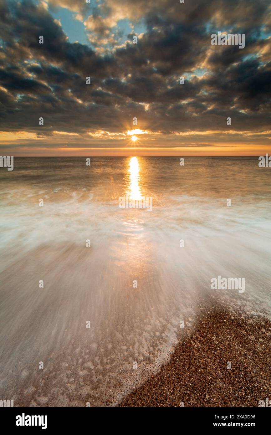 Shoreline waves hi-res stock photography and images - Alamy