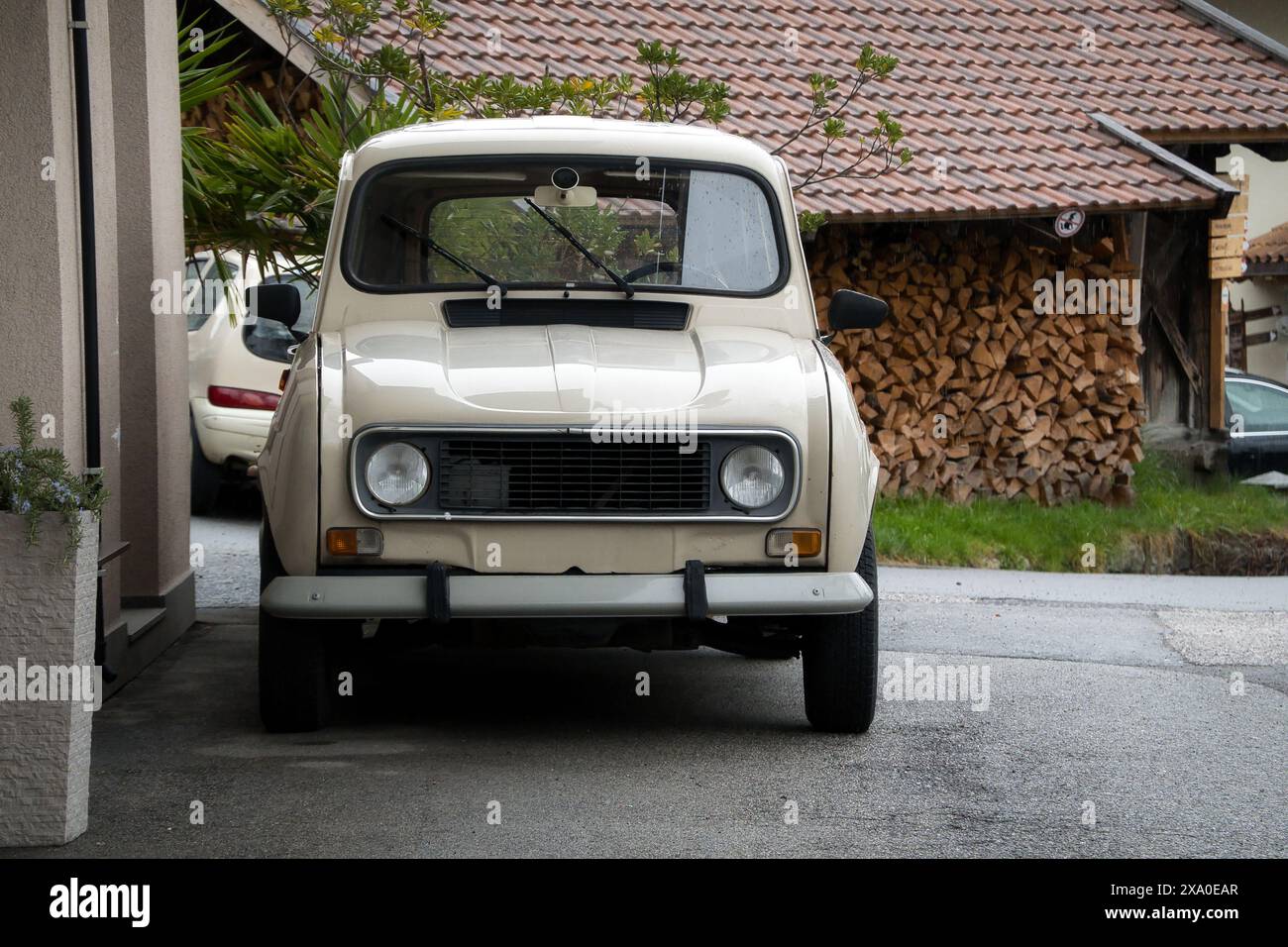 Beige auto hi-res stock photography and images - Alamy