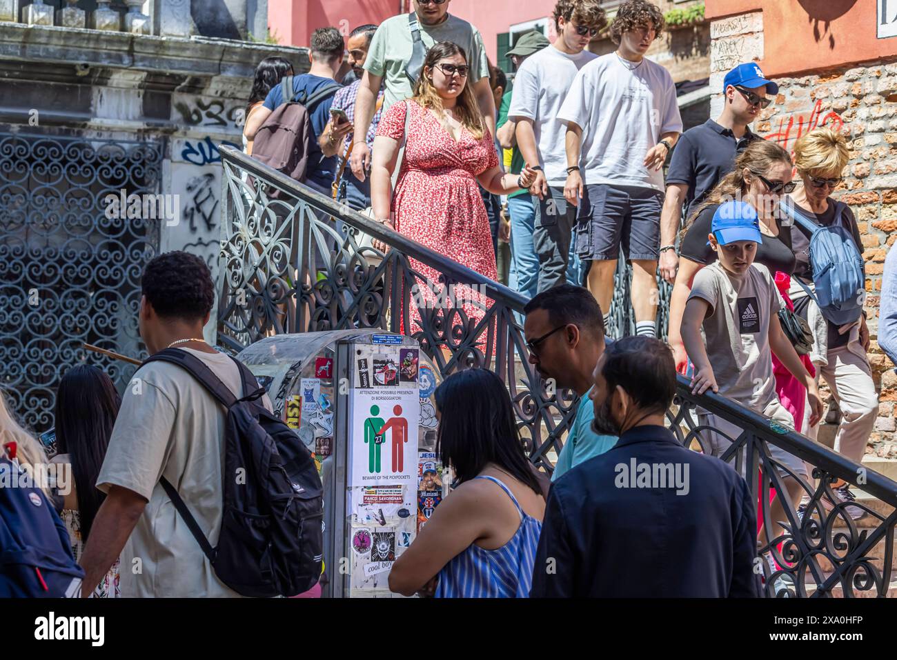 Warnung vor Taschendieben. Overtourism in Venedig. Fünf Euro Eintritt ...