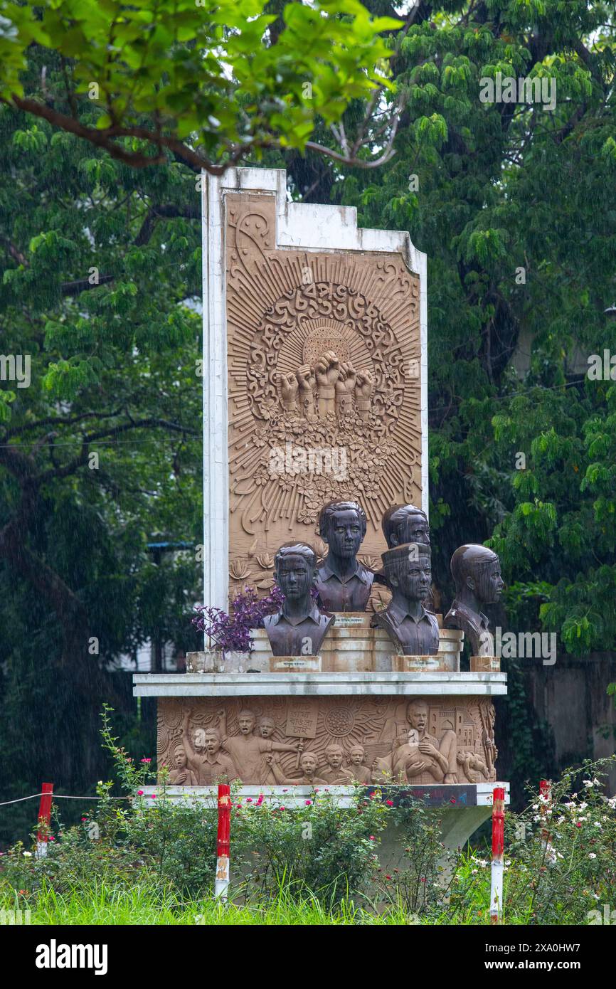 A language martyrs' memorial sculpture called 'Moder Gorob' at Bangla ...