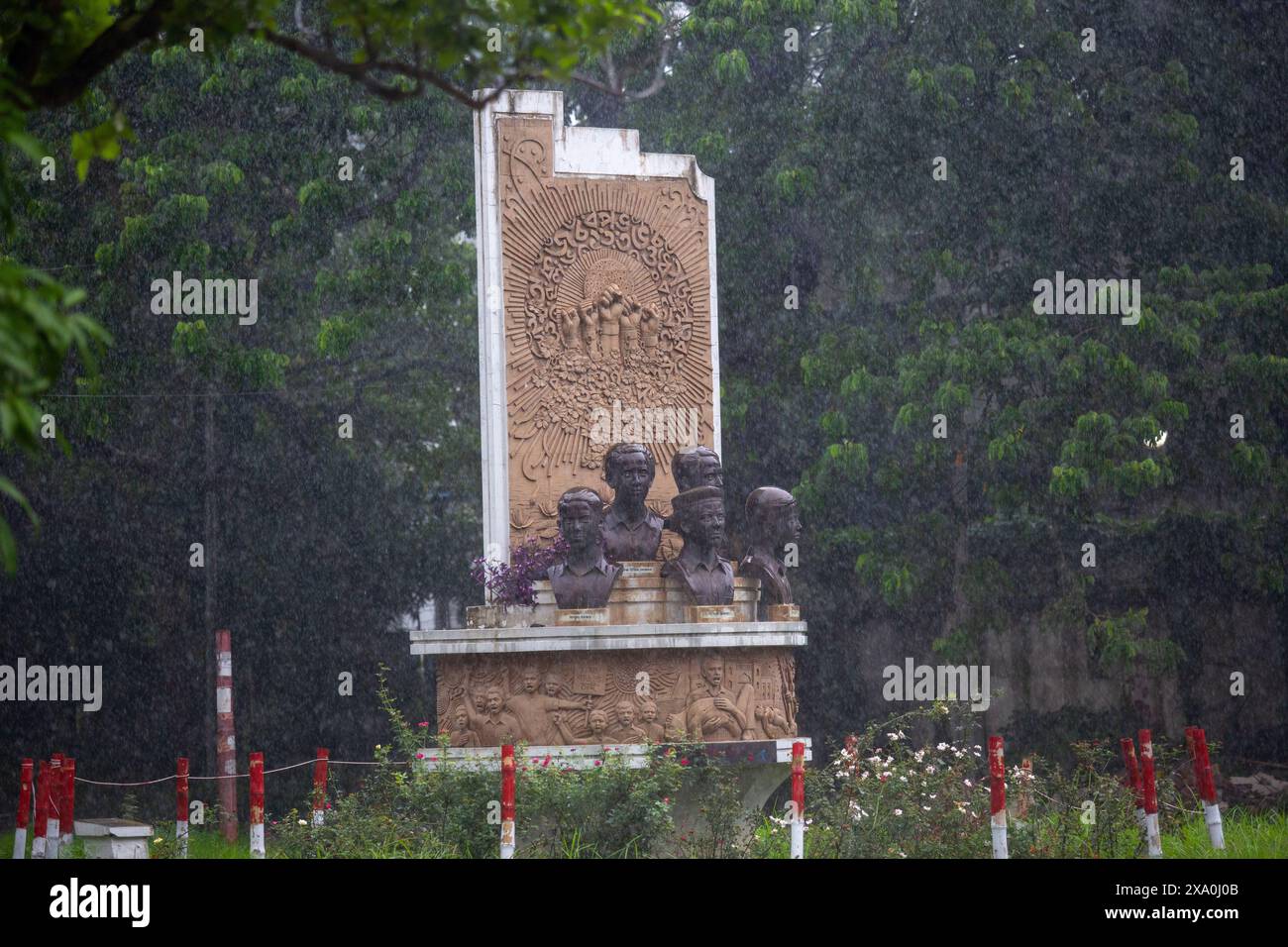 A language martyrs' memorial sculpture called 'Moder Gorob' at Bangla ...