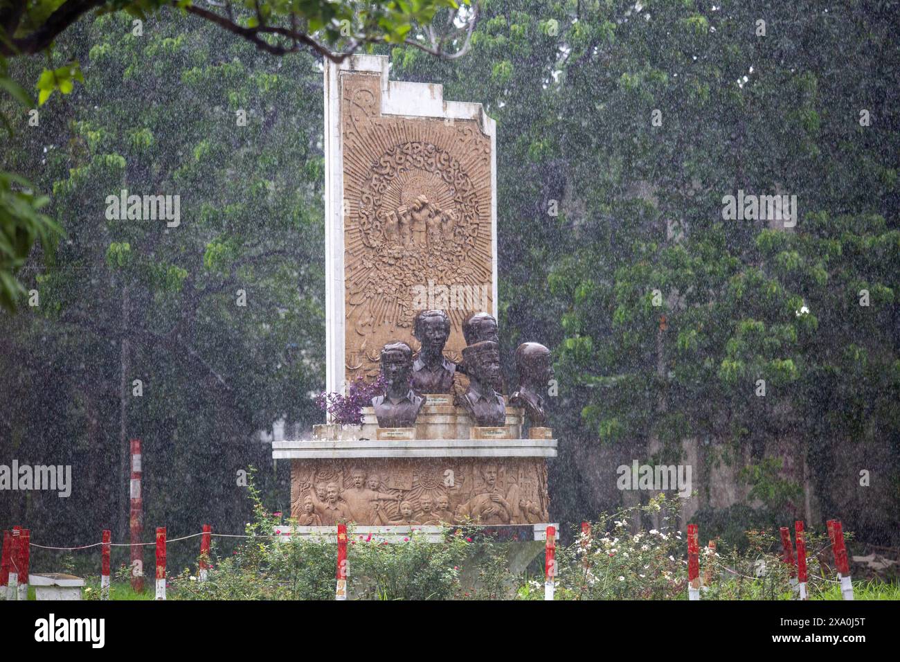A language martyrs' memorial sculpture called 'Moder Gorob' at Bangla ...