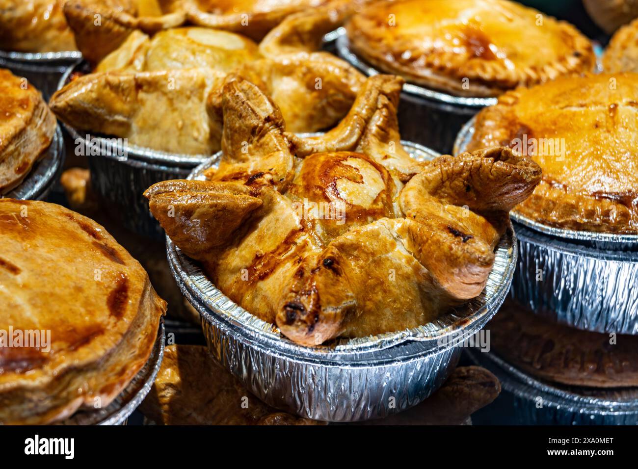 Fresh baked stuffed meat pies, Britisch pastries, snacks on display in ...