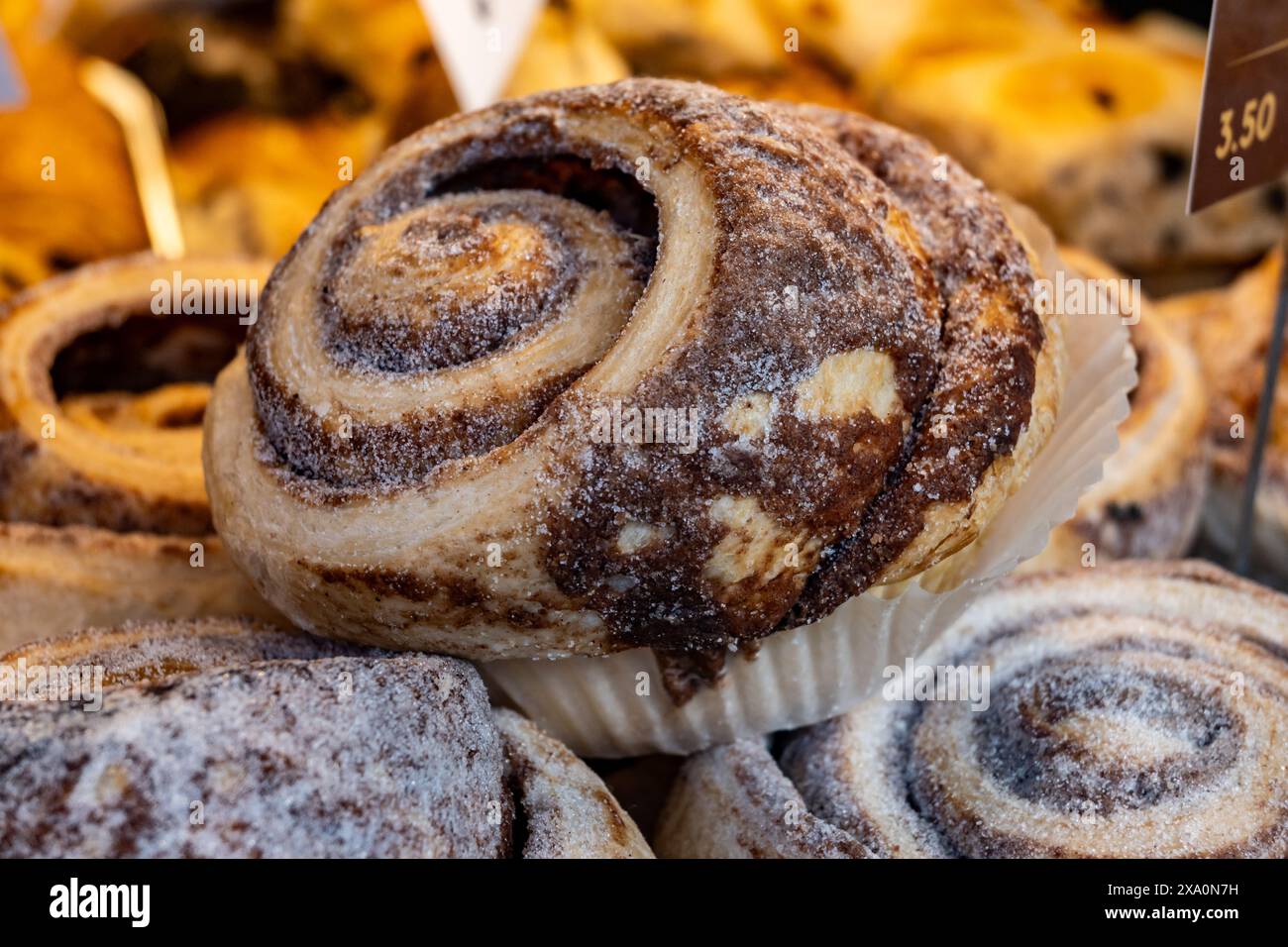 Fresh baked tasty american chinnamon rolls buns on food market Stock ...