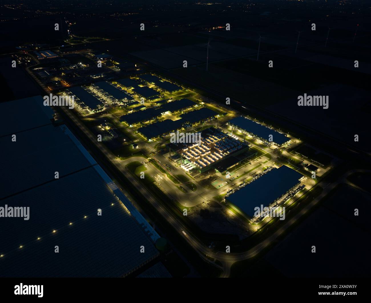 Large scale data center datacenter hi-res stock photography and images ...