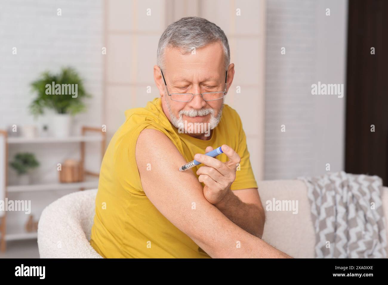Senior man giving himself insulin injection at home. Diabetes concept ...