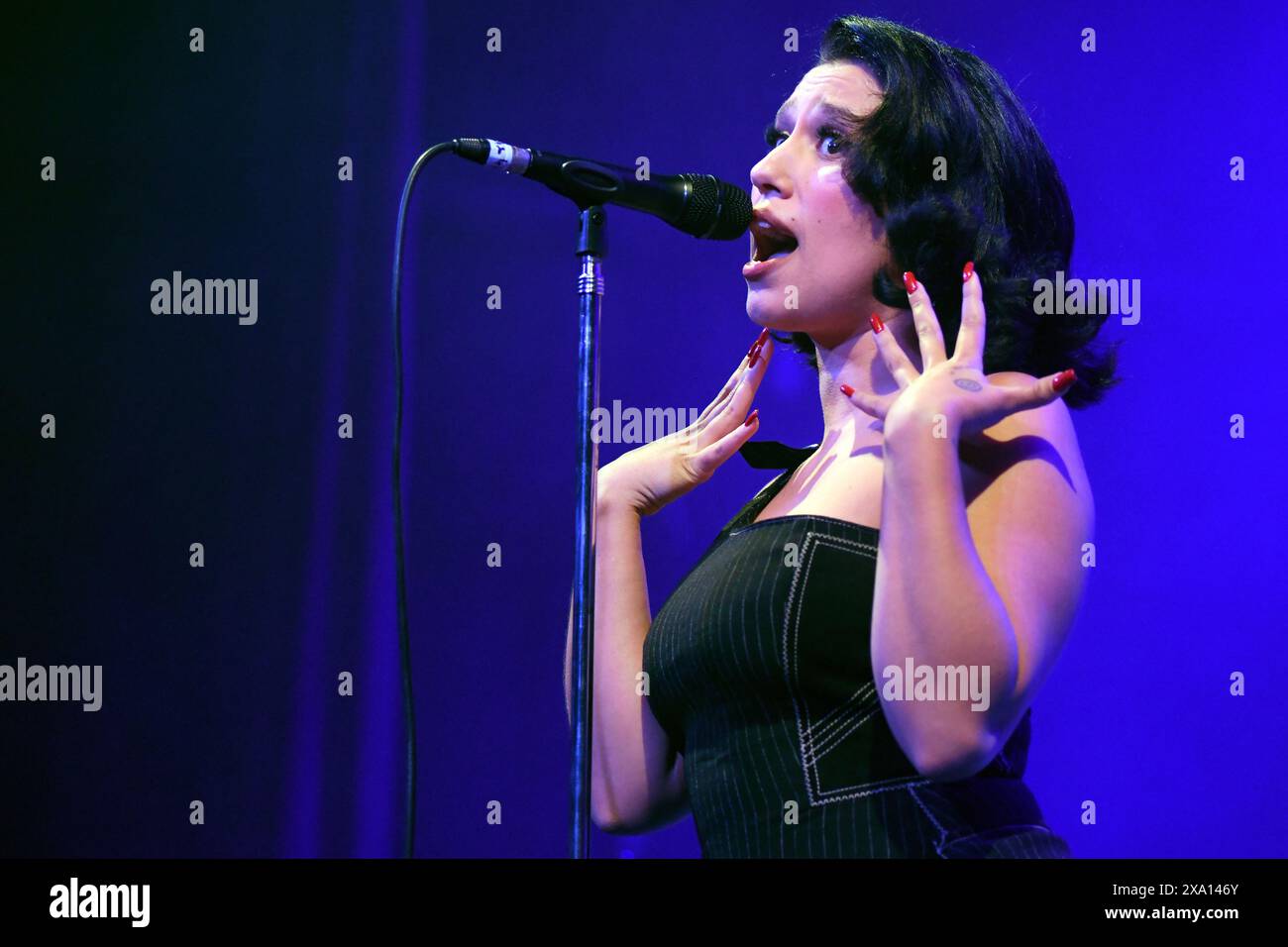 British singer Raye, performing live in Buenos Aires Stock Photo - Alamy