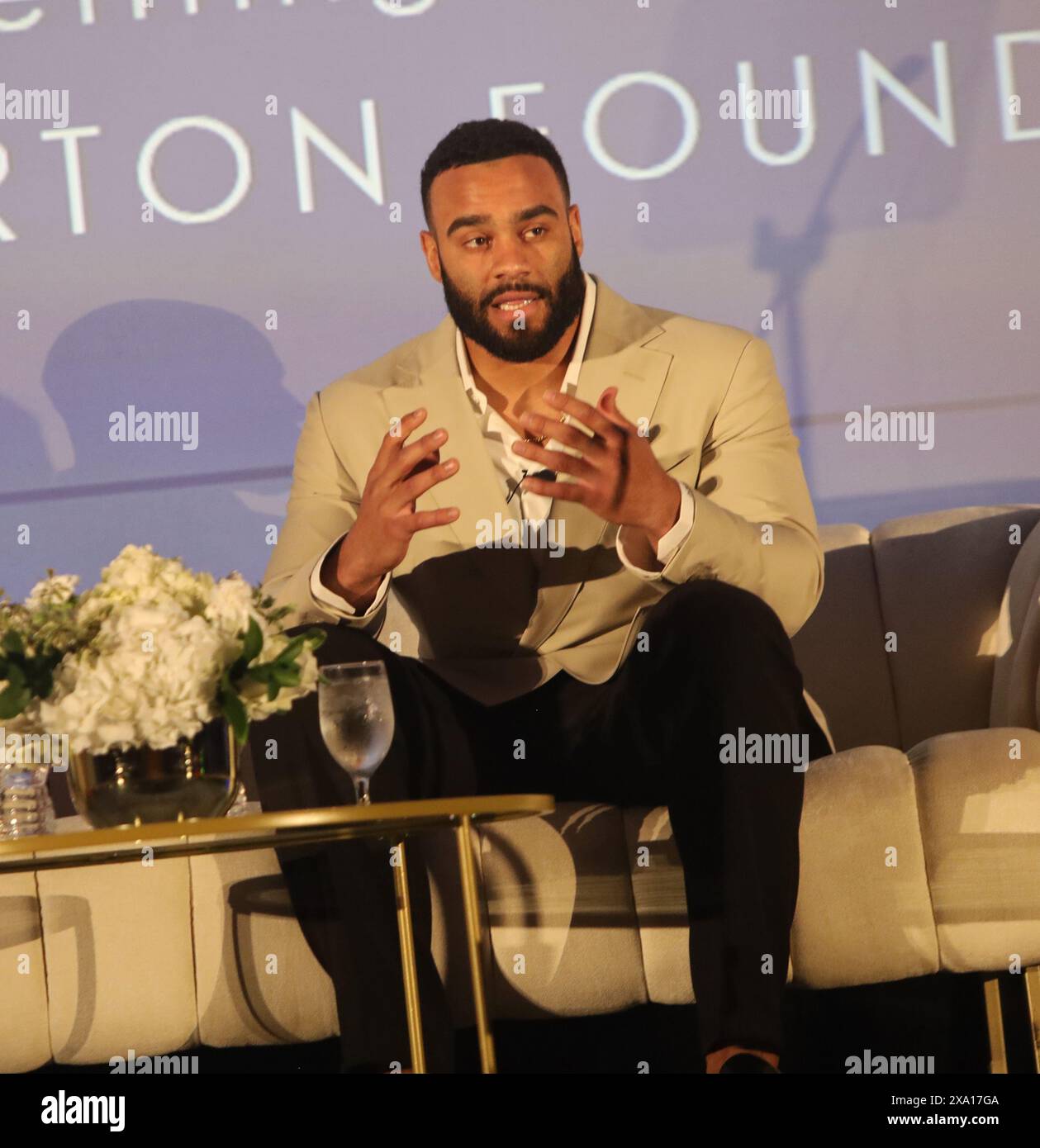 Man addressing audience hi-res stock photography and images - Alamy