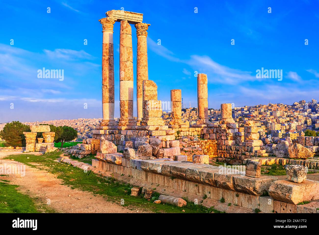 Amman, jordan: Temple of Hercules Jabal al-Qal'a in the Amman citadel in the sunset lights ...