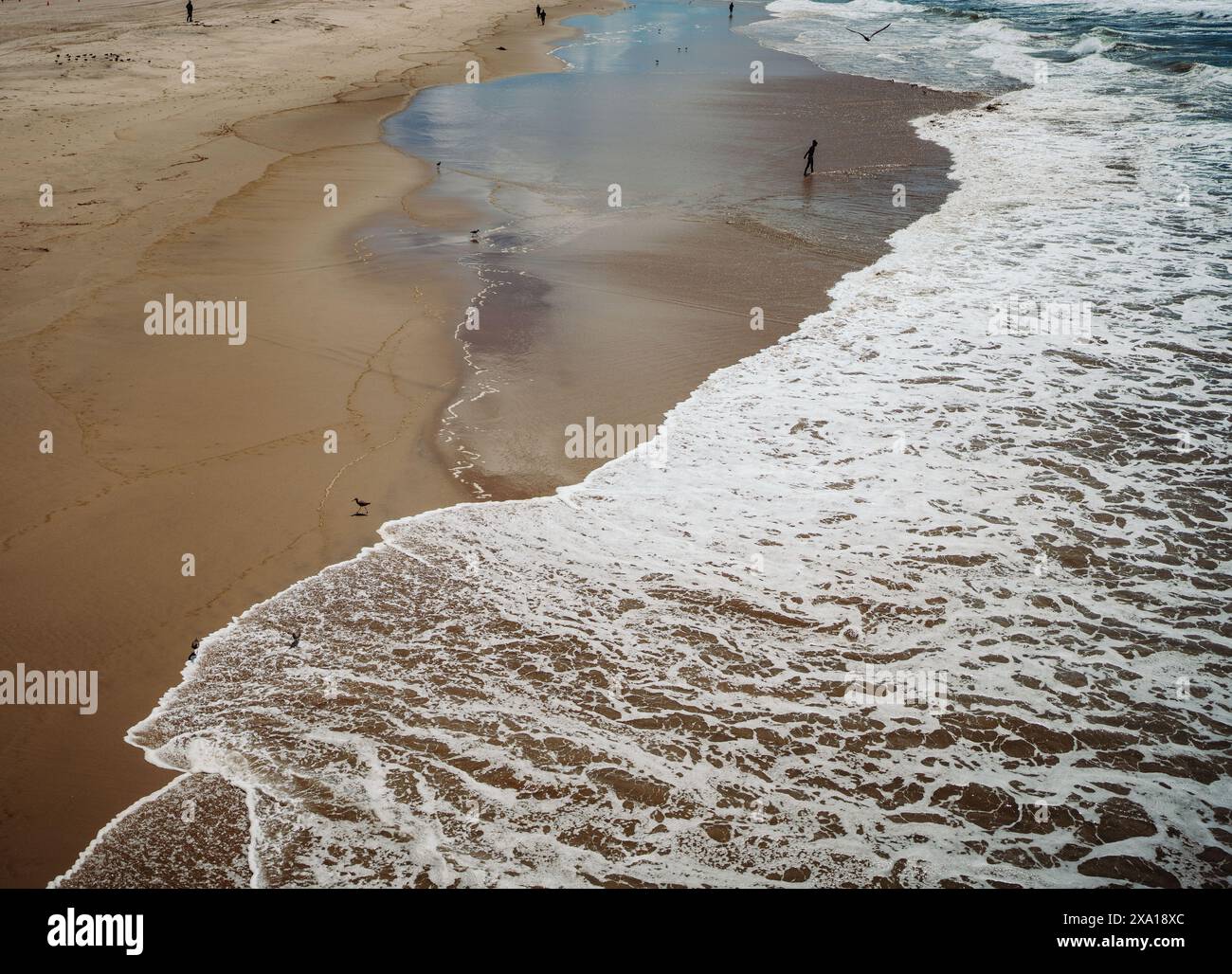 Coastal scene beachgoers strolling hi-res stock photography and images ...