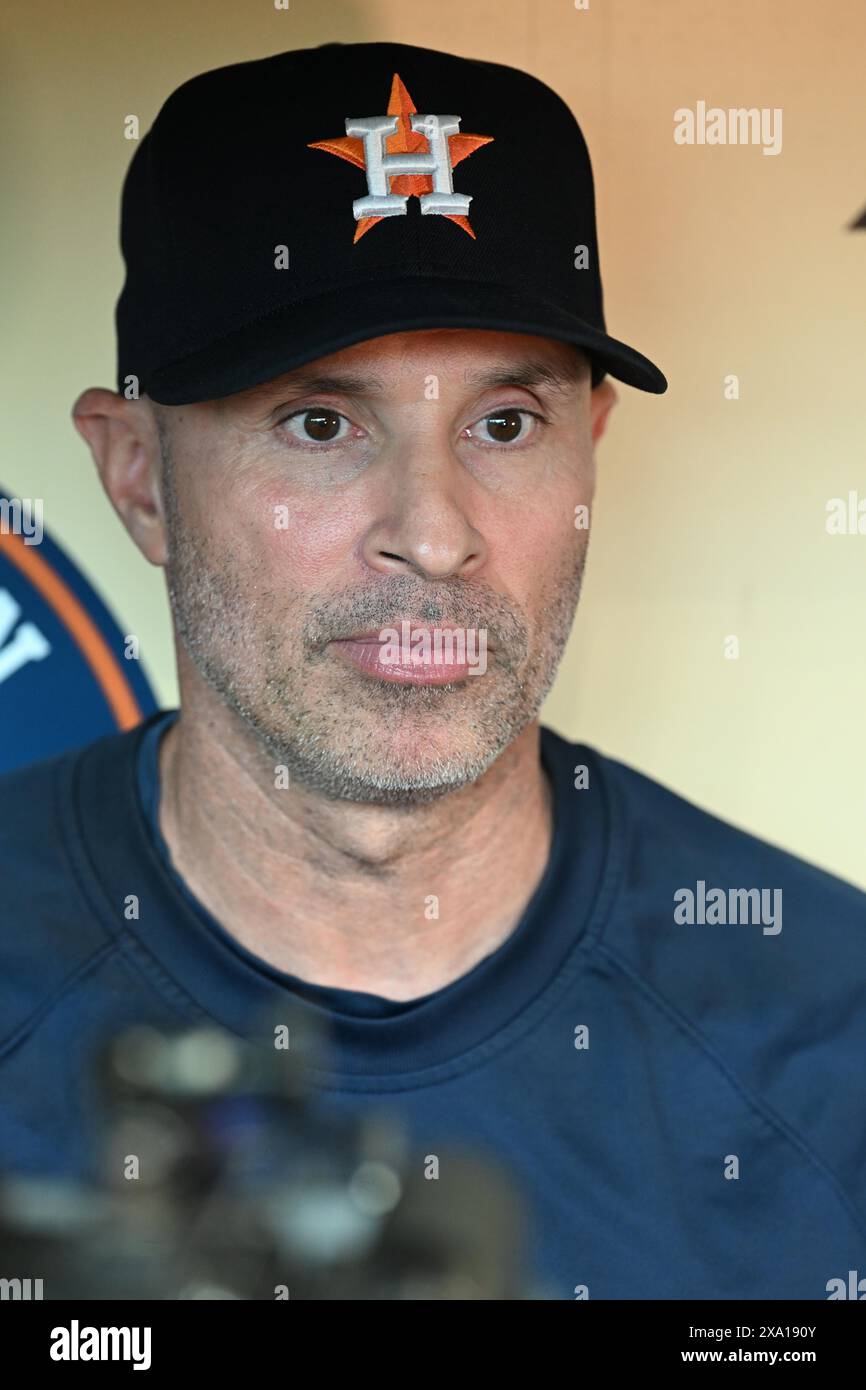 Houston Astros manager Joe Espada (19) during the MLB baseball game ...