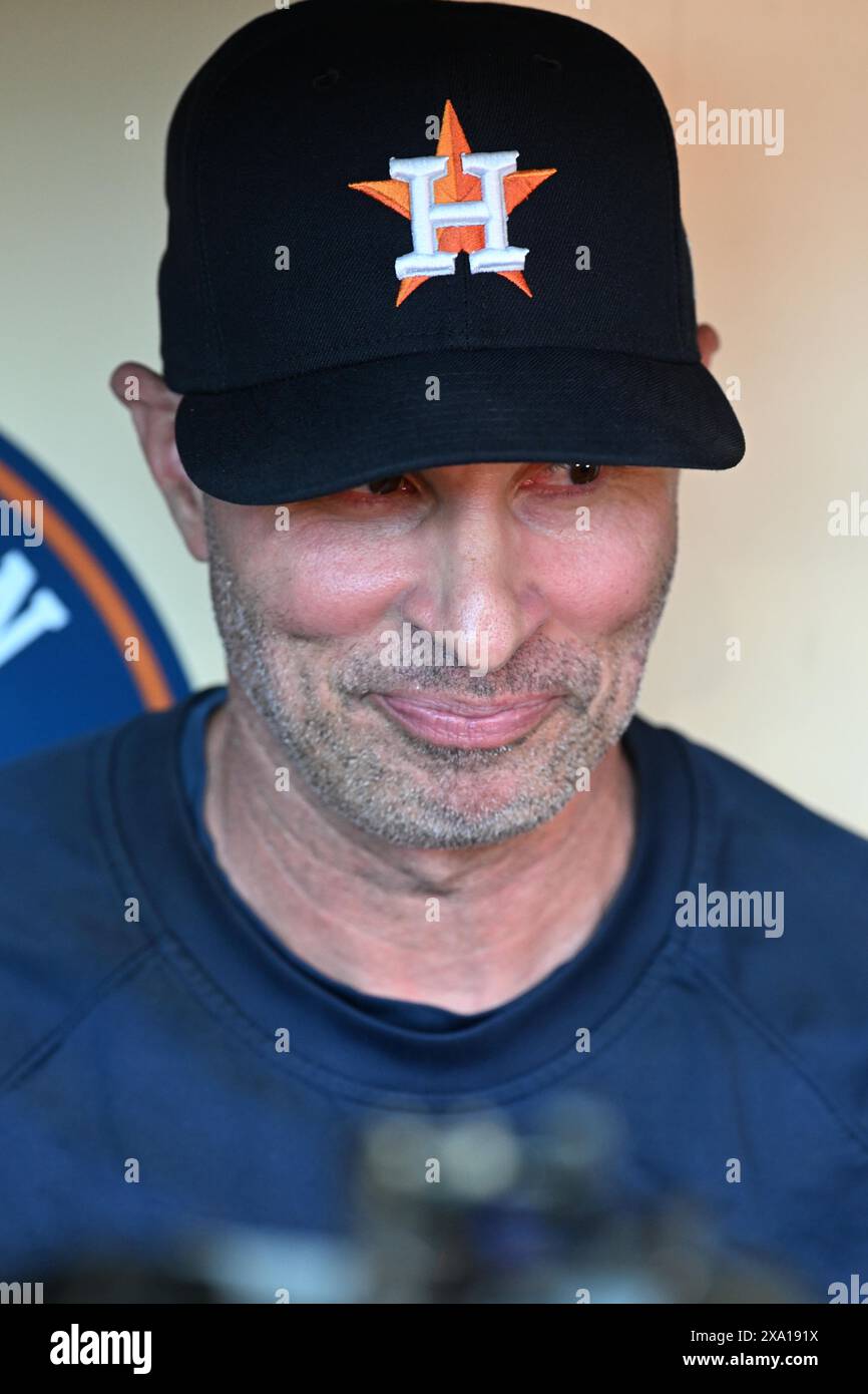 Houston Astros manager Joe Espada (19) during the MLB baseball game ...