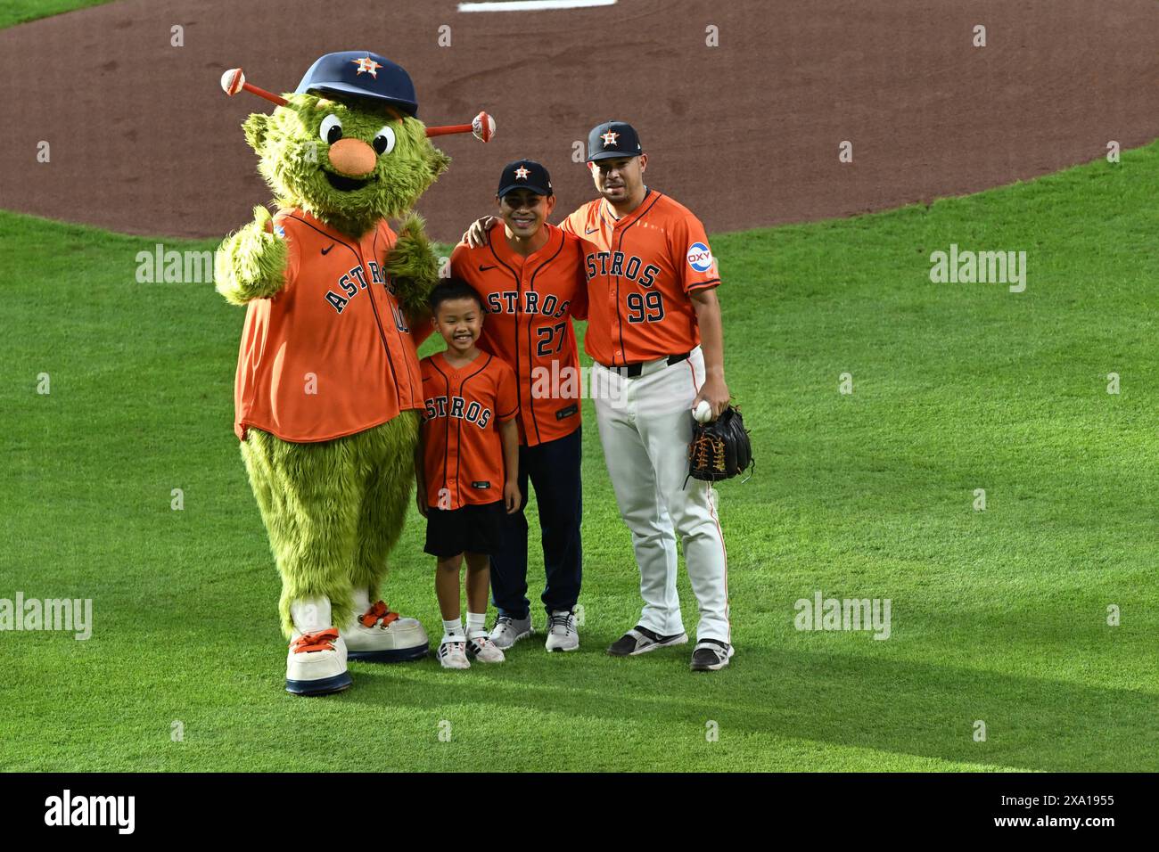 Washington Ho and his son pose with Astros mascot Orbit and Houston ...